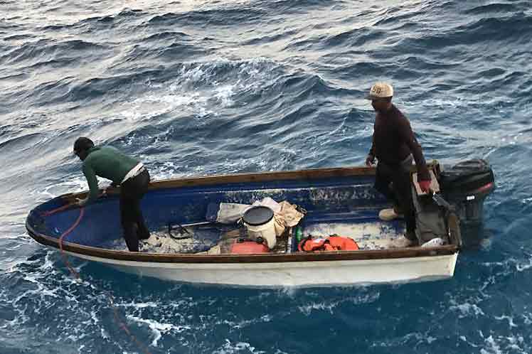 Rescatan pescadores dominicanos en alta mar | Primer Momento