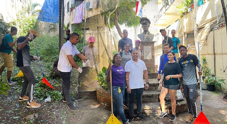 Universitarios de la FP rescatan busto del teniente Amado García ...